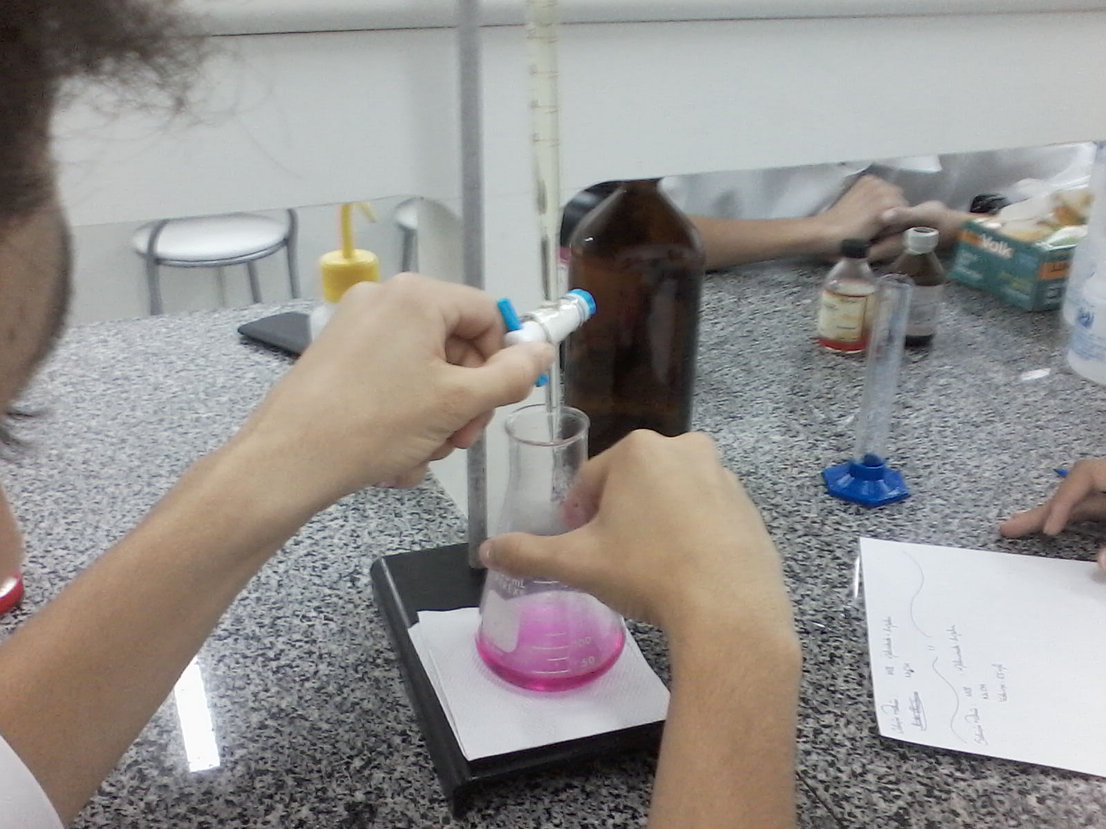 5º Passo: Colocamos o erlenmeyer debaixo da bureta e abrimos a ...